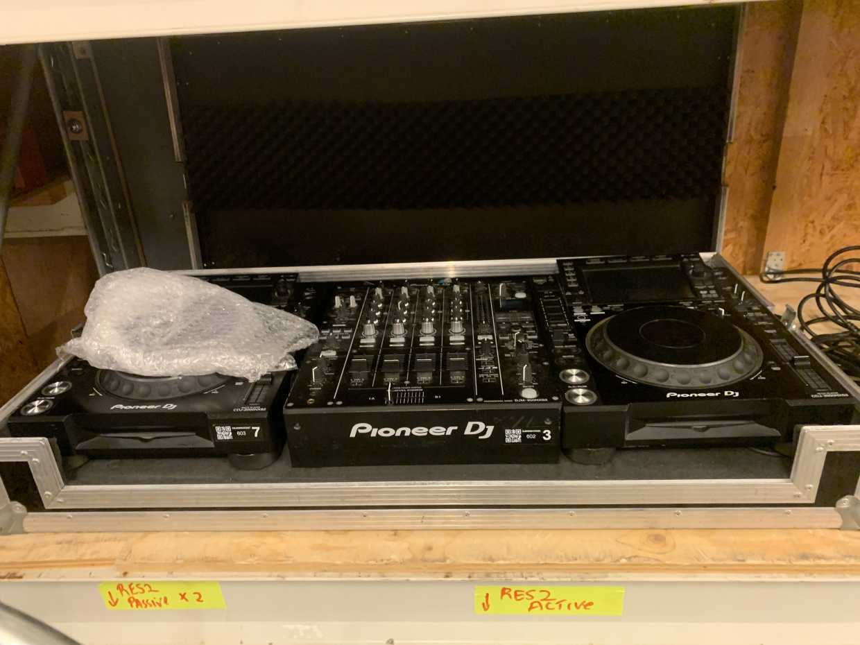 Pioneer complete DJ set - 2x cdj 2000 nxs2 1x DJM 900 nxs2 with flight ...