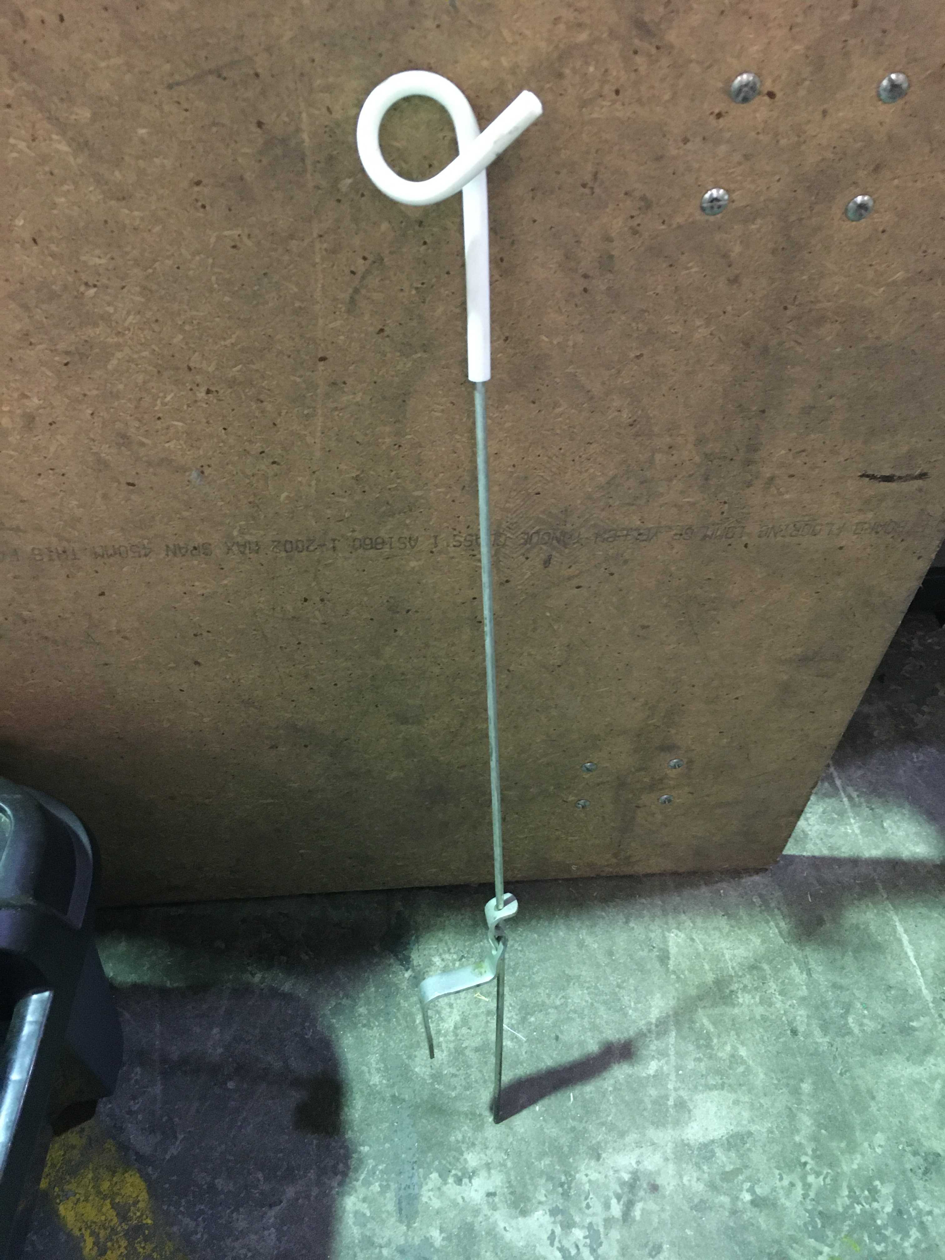 66 x Pigtail ground stakes | AirAuctioneer