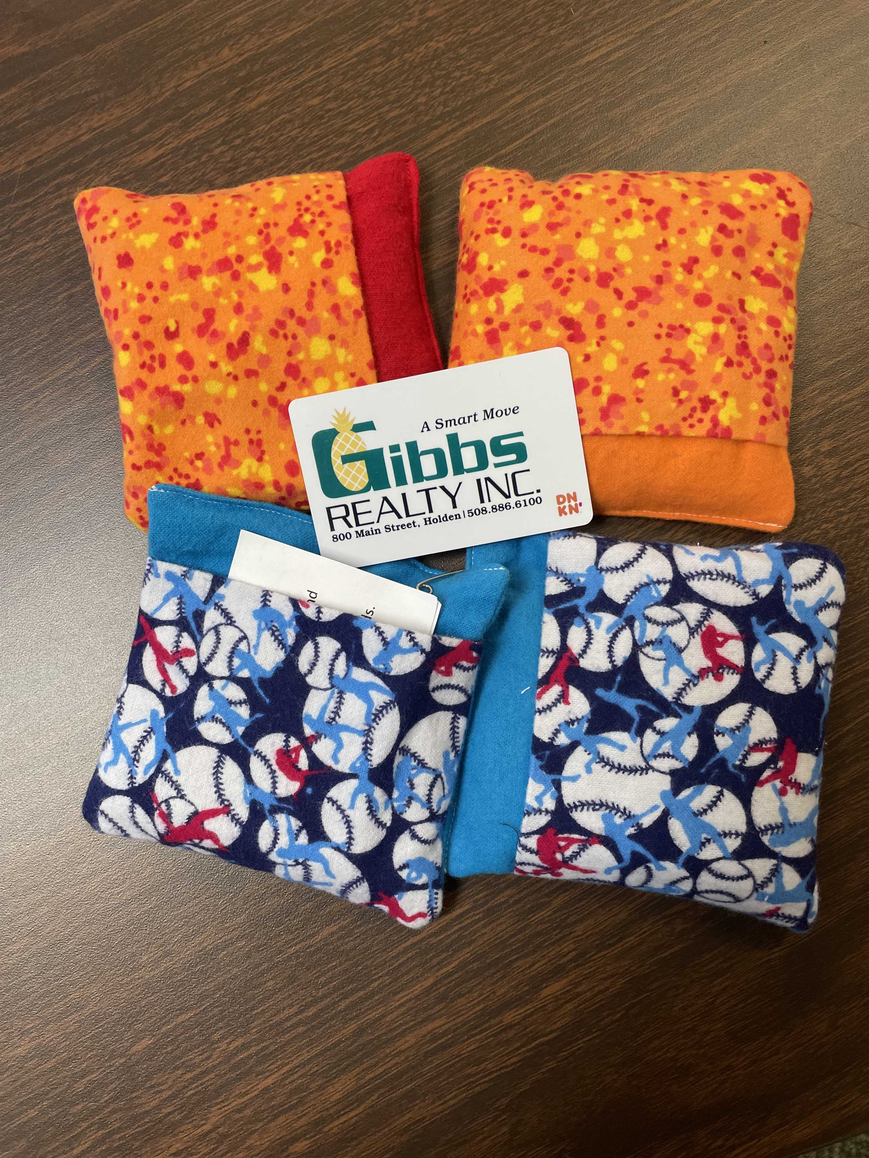 Two pairs hand warmers plus DD card | AirAuctioneer