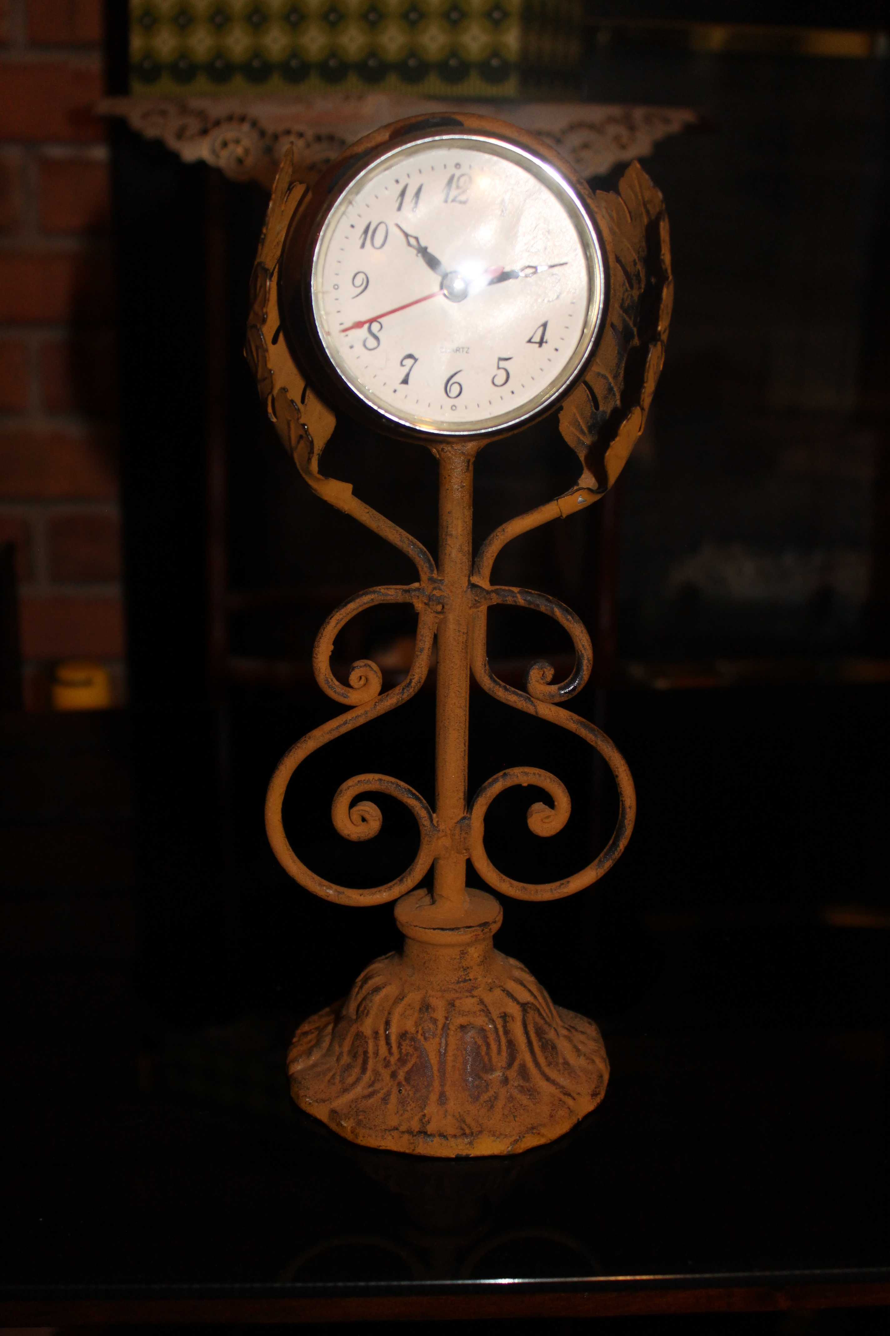 Metal Decorative Clock Stand | AirAuctioneer