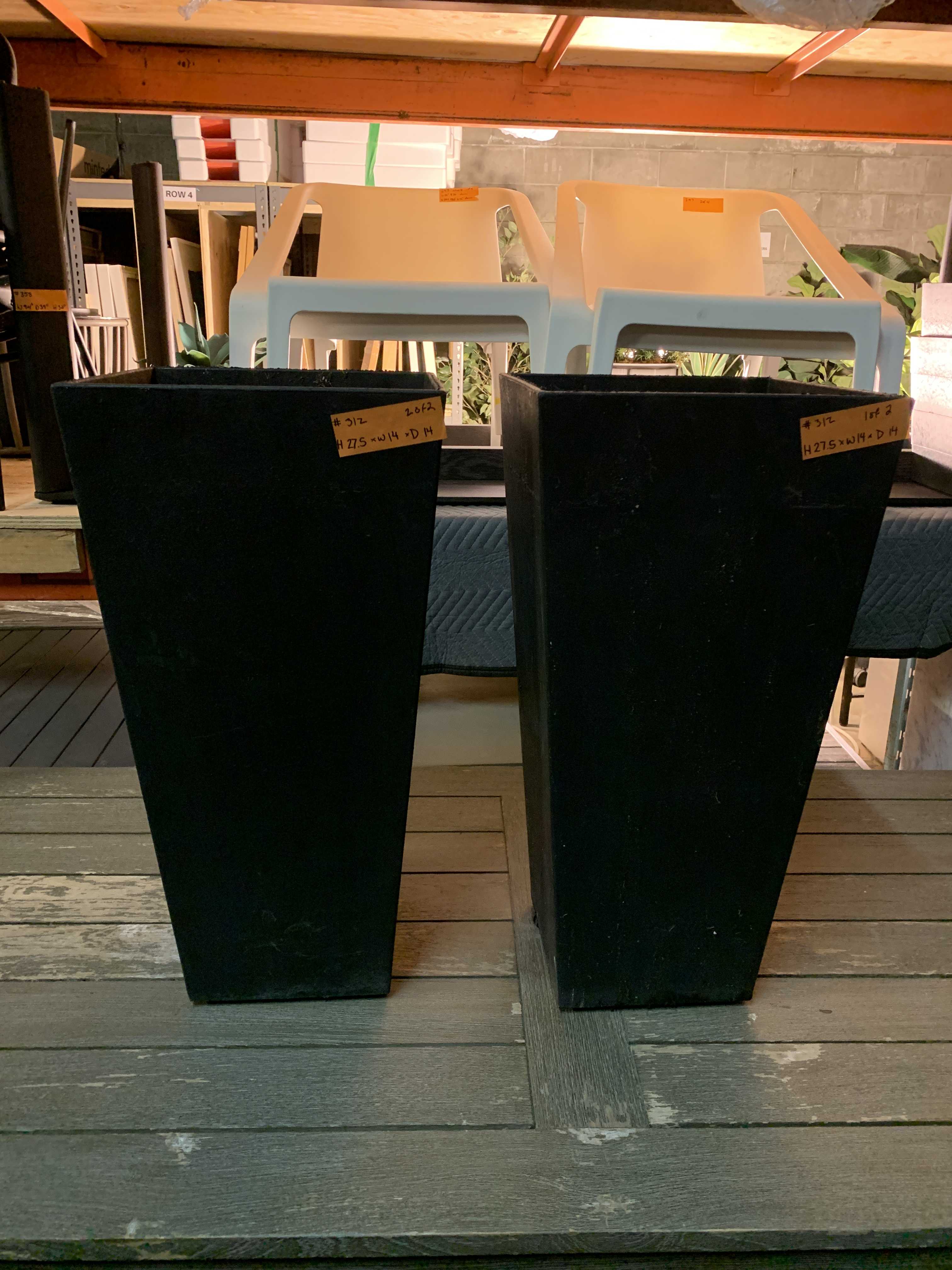 312 - Set of 2 - Medium sized acrylic planters - black | AirAuctioneer