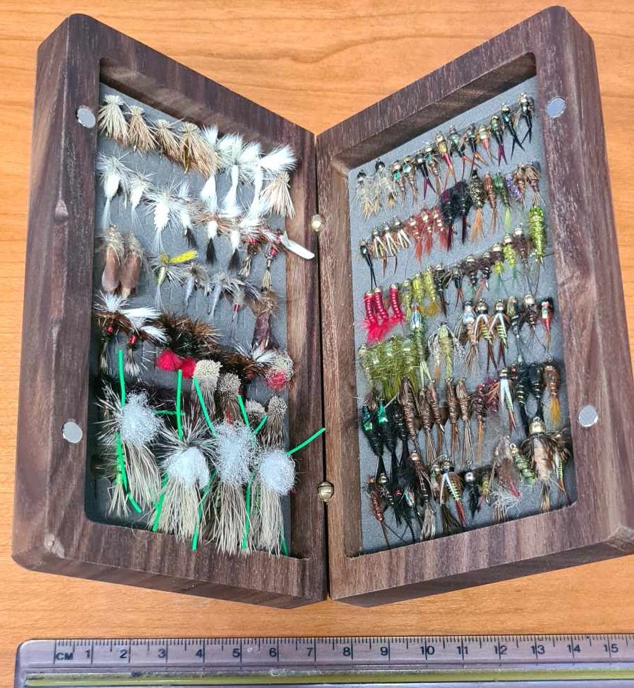 Oak Timber Fly Box with 126 assorted trout flies | AirAuctioneer